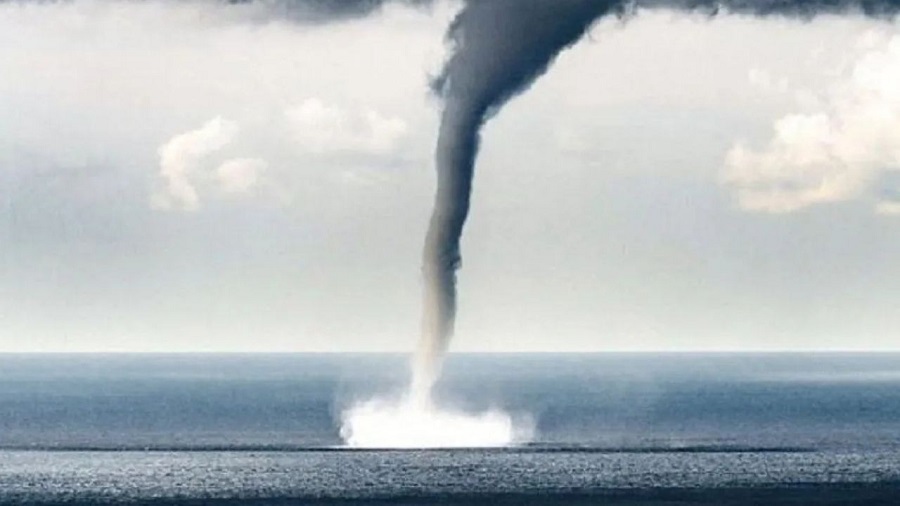 Tromba marina en Playa del Carmen: el fenómeno que paralizó la costa del Caribe - Crónica Maya