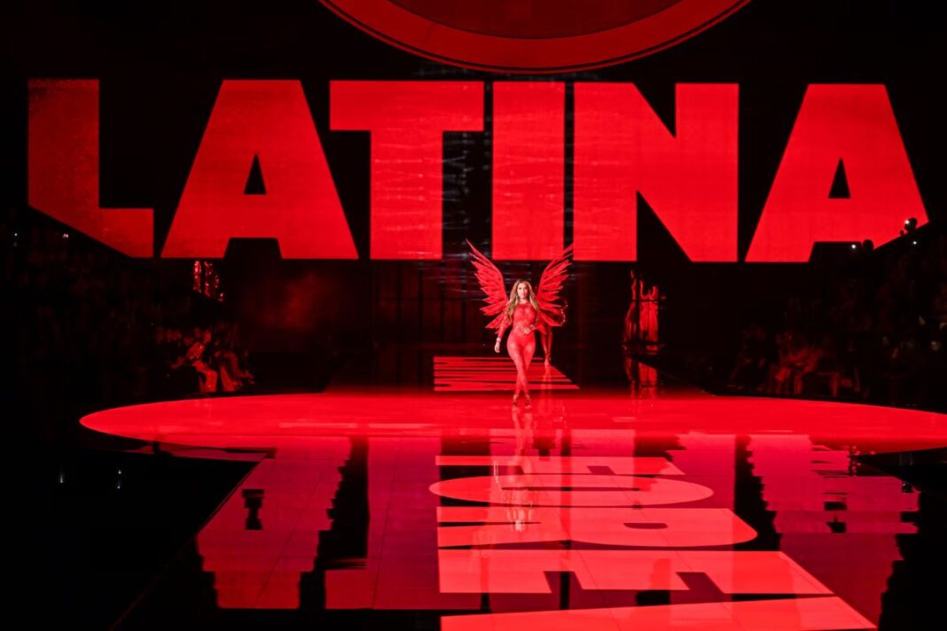 Karol G brilla como 'Ángel' en el desfile de Victoria's Secret 2025 ...